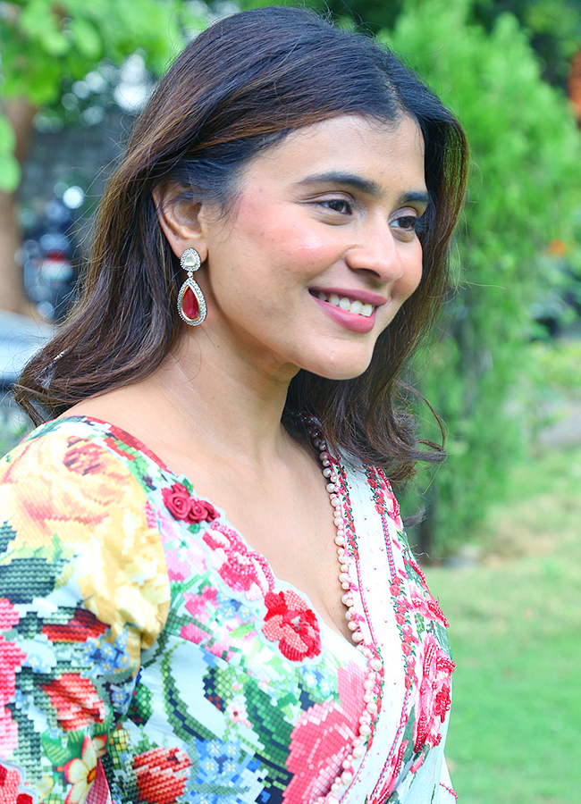 చీరకట్టులో హెబ్బా పటేల్ క్యూట్ లుక్స్.. (ఫొటోలు) | Actress Hebah Patel Viral Pics In Saree | Sakshi